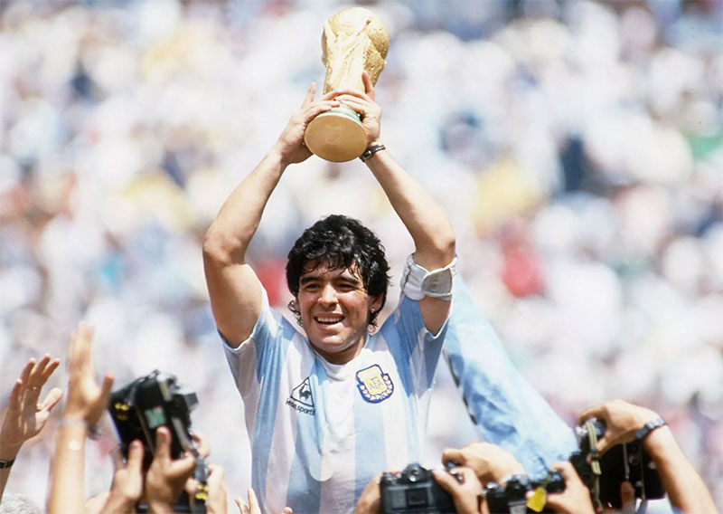 Diego Armando Maradona, le Pibe de Oro devenu le Dieu du football | A4 ...